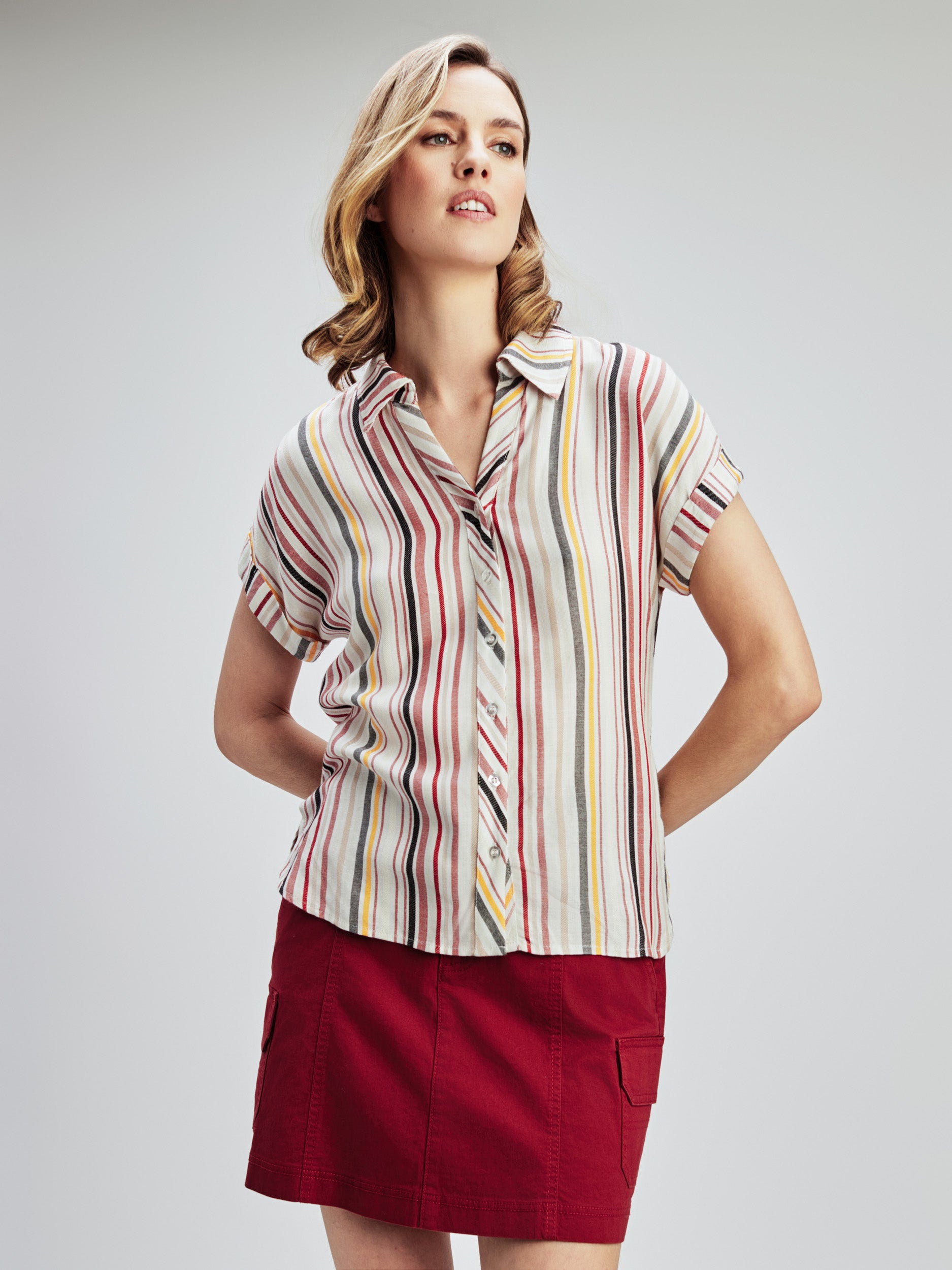 Short-sleeve semi-fitted blouse with buttons – Boutiques San Francisco